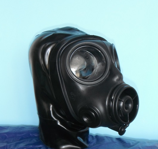 Gas mask with heavy hood: Triple L